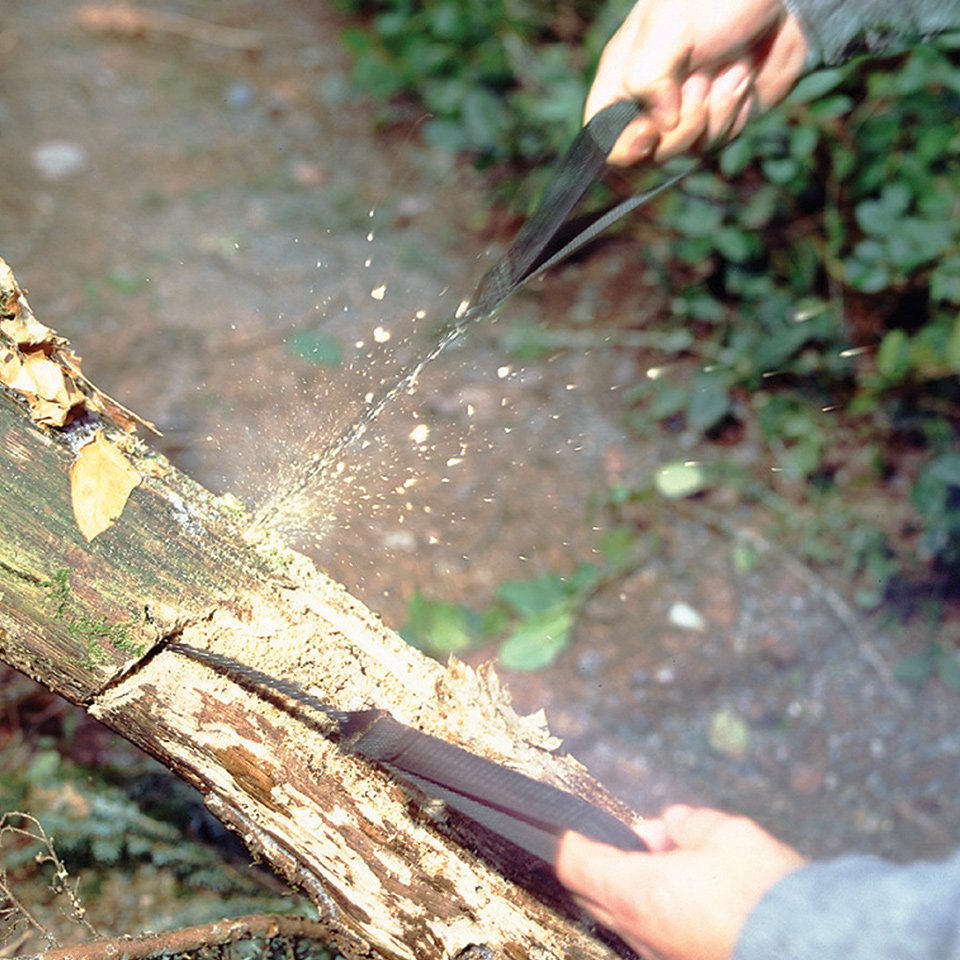 Portable lightweight hand chainsaw for cutting logs
